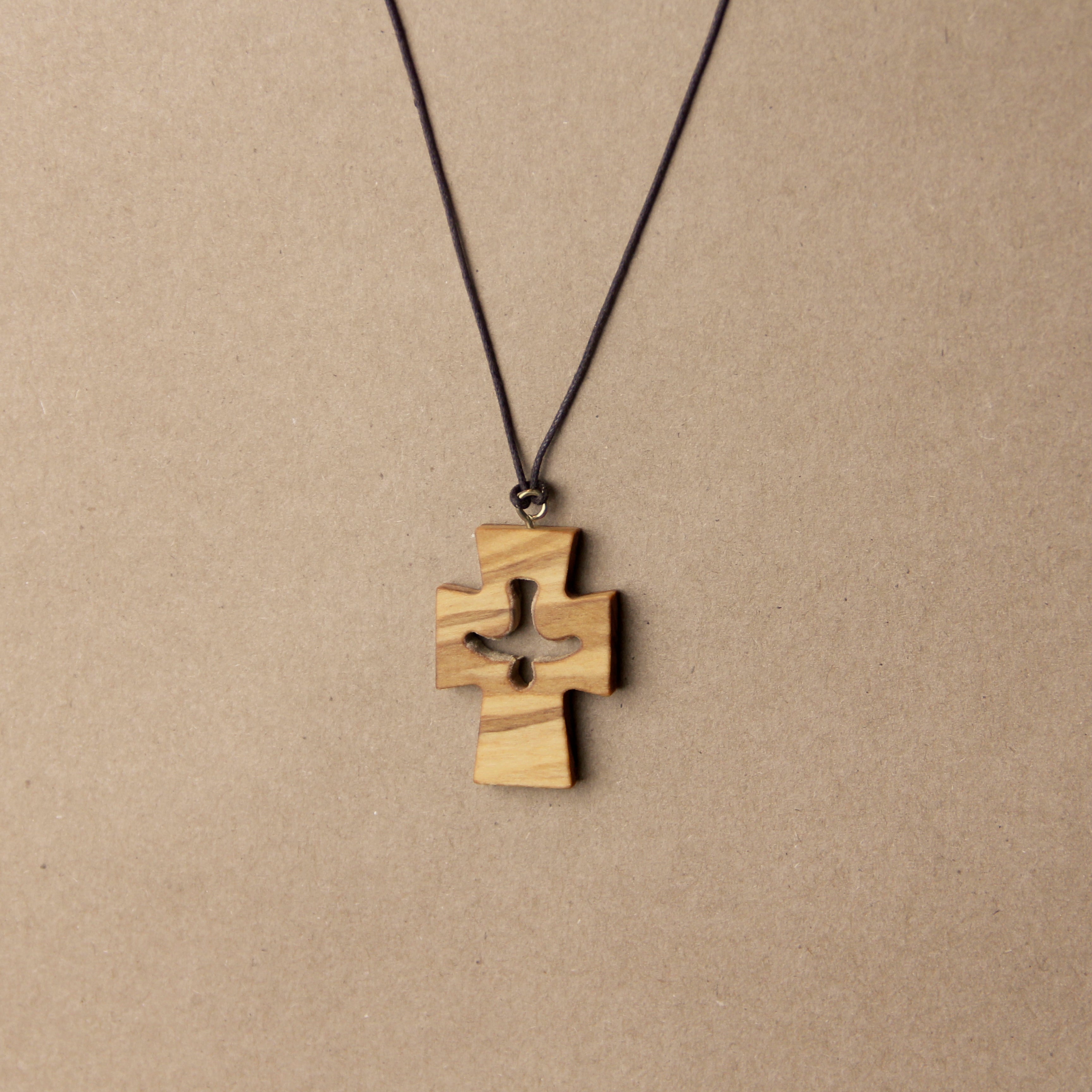 Cruz de Madera de Olivo con Espíritu Santo – Marta y María Tienda Católica